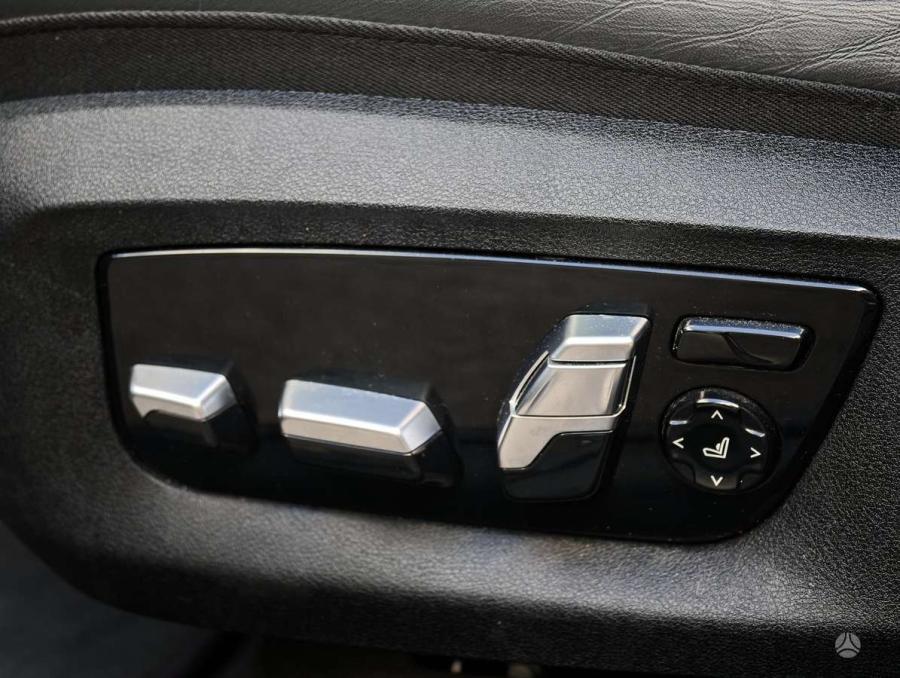 Черный БМВ M550 2019 в Вильнюс, объемом двигателя 4.40 л и пробегом 125 тыс. км за 25000 €, фото 33 на AUTOMOTO.COM.LV