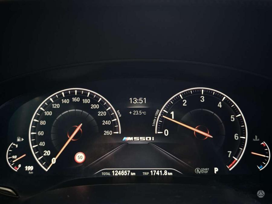 Черный БМВ M550 2019 в Вильнюс, объемом двигателя 4.40 л и пробегом 125 тыс. км за 25000 €, фото 36 на AUTOMOTO.COM.LV