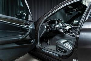 Melns BMW M550 2020 Viļņa, ar dzinēja tilpumu 4.46 L un nobraukumu 95 tūkst. km par 36500 €, foto 15 vietnē AUTOMOTO.COM.LV
