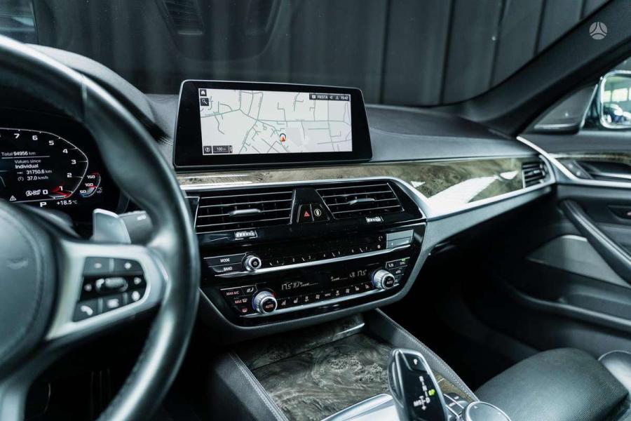 Melns BMW M550 2020 Viļņa, ar dzinēja tilpumu 4.46 L un nobraukumu 95 tūkst. km par 36500 €, foto 24 vietnē AUTOMOTO.COM.LV