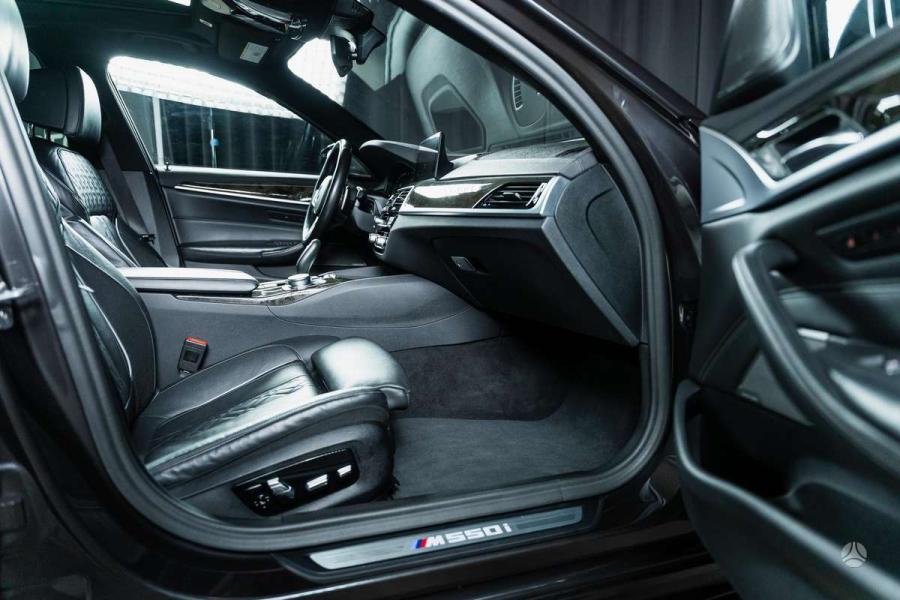 Melns BMW M550 2020 Viļņa, ar dzinēja tilpumu 4.46 L un nobraukumu 95 tūkst. km par 36500 €, foto 28 vietnē AUTOMOTO.COM.LV
