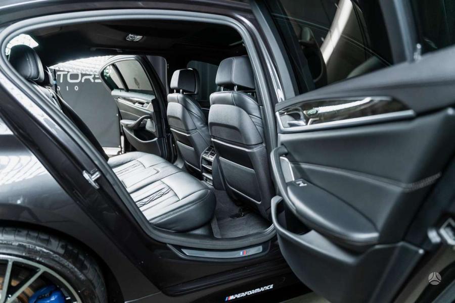 Melns BMW M550 2020 Viļņa, ar dzinēja tilpumu 4.46 L un nobraukumu 95 tūkst. km par 36500 €, foto 34 vietnē AUTOMOTO.COM.LV