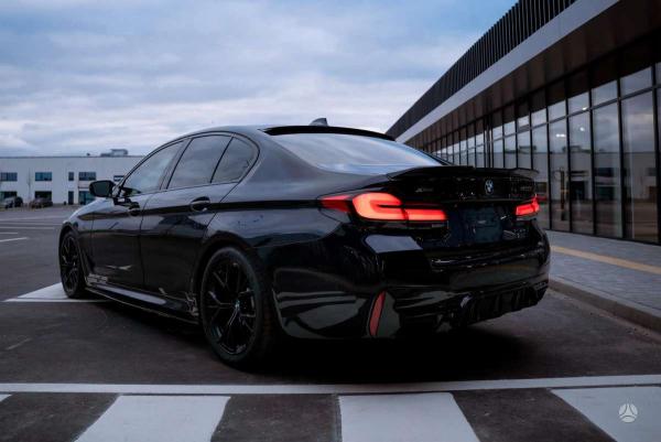 Black BMW M550 2021 in Siauliai, with an engine capacity of 4.40 L and mileage of 172 thousand km for 40000 €, photo 2 on AUTOMOTO.COM.LV