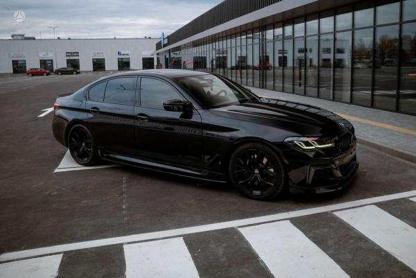 Black BMW M550 2021 in Siauliai, with an engine capacity of 4.40 L and mileage of 172 thousand km for 40000 €, photo 4 on AUTOMOTO.COM.LV