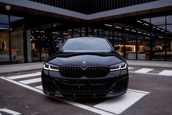 Black BMW M550 2021 in Siauliai, with an engine capacity of 4.40 L and mileage of 172 thousand km for 40000 €, photo 8 on AUTOMOTO.COM.LV