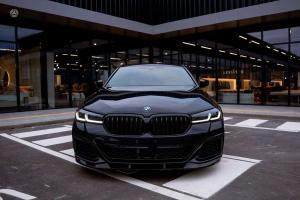 Black BMW M550 2021 in Siauliai, with an engine capacity of 4.40 L and mileage of 172 thousand km for 40000 €, photo 9 on AUTOMOTO.COM.LV