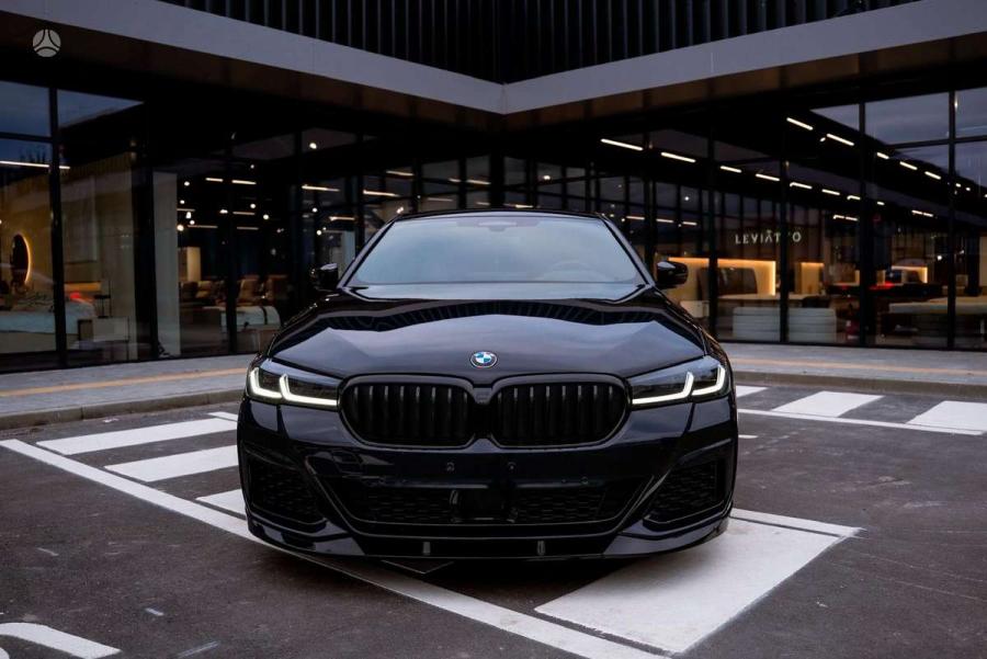 Black BMW M550 2021 in Siauliai, with an engine capacity of 4.40 L and mileage of 172 thousand km for 40000 €, photo 9 on AUTOMOTO.COM.LV