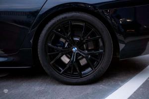 Black BMW M550 2021 in Siauliai, with an engine capacity of 4.40 L and mileage of 172 thousand km for 40000 €, photo 12 on AUTOMOTO.COM.LV