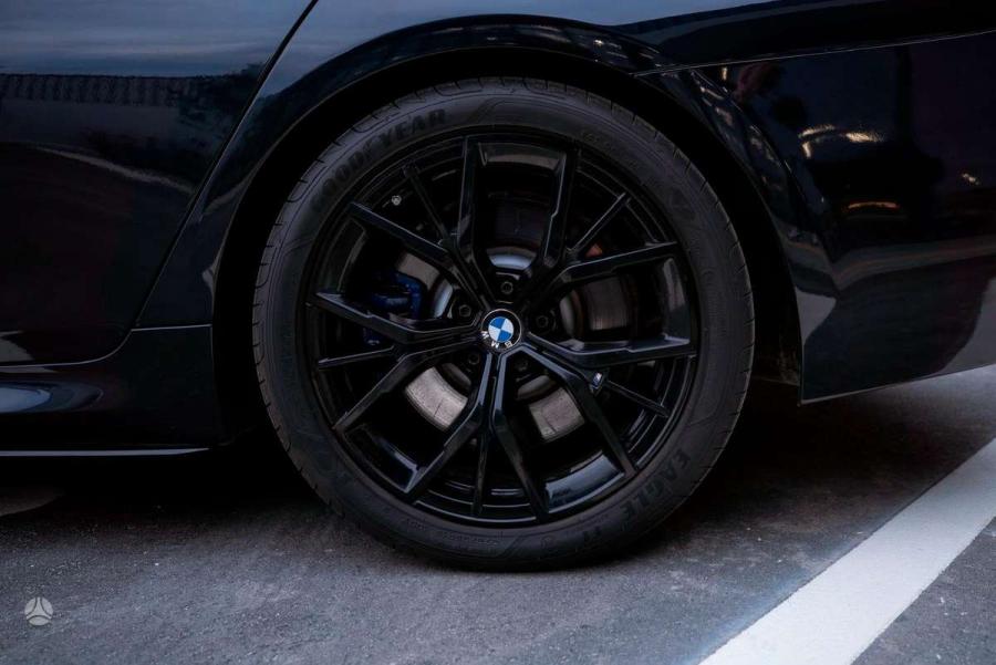 Black BMW M550 2021 in Siauliai, with an engine capacity of 4.40 L and mileage of 172 thousand km for 40000 €, photo 12 on AUTOMOTO.COM.LV