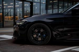 Black BMW M550 2021 in Siauliai, with an engine capacity of 4.40 L and mileage of 172 thousand km for 40000 €, photo 13 on AUTOMOTO.COM.LV