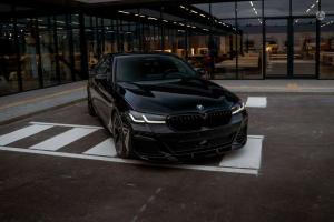 Black BMW M550 2021 in Siauliai, with an engine capacity of 4.40 L and mileage of 172 thousand km for 40000 €, photo 15 on AUTOMOTO.COM.LV