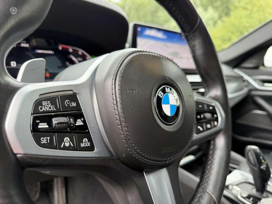 Black BMW M550 2021 in Siauliai, with an engine capacity of 4.40 L and mileage of 172 thousand km for 40000 €, photo 19 on AUTOMOTO.COM.LV