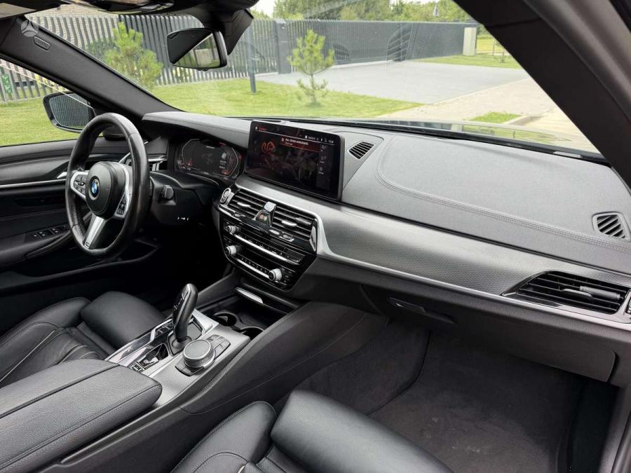Black BMW M550 2021 in Siauliai, with an engine capacity of 4.40 L and mileage of 172 thousand km for 40000 €, photo 21 on AUTOMOTO.COM.LV