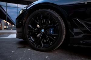 Black BMW M550 2021 in Siauliai, with an engine capacity of 4.40 L and mileage of 172 thousand km for 40000 €, photo 34 on AUTOMOTO.COM.LV