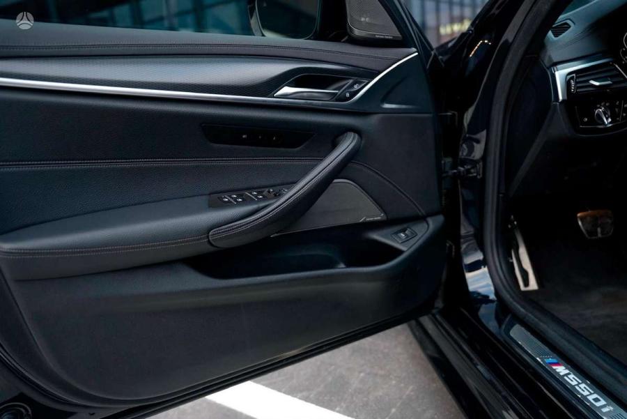Black BMW M550 2021 in Siauliai, with an engine capacity of 4.40 L and mileage of 172 thousand km for 40000 €, photo 40 on AUTOMOTO.COM.LV