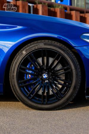 Blue BMW M550 2018 in Kaunas, with an engine capacity of 4.40 L and mileage of 100 thousand km for 28300 €, photo 10 on AUTOMOTO.COM.LV