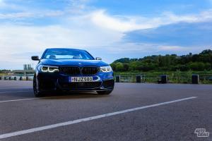 Blue BMW M550 2018 in Kaunas, with an engine capacity of 4.40 L and mileage of 100 thousand km for 28300 €, photo 25 on AUTOMOTO.COM.LV