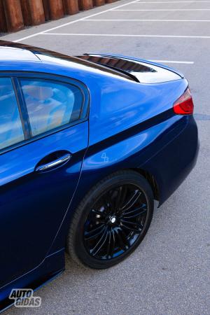 Blue BMW M550 2018 in Kaunas, with an engine capacity of 4.40 L and mileage of 100 thousand km for 28300 €, photo 26 on AUTOMOTO.COM.LV