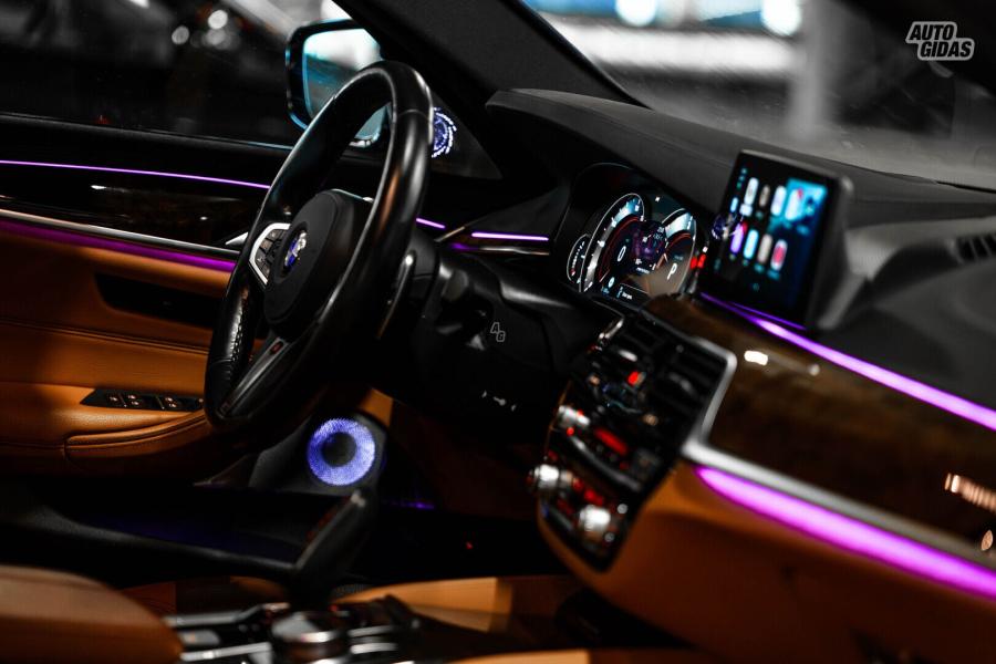 Blue BMW M550 2018 in Kaunas, with an engine capacity of 4.40 L and mileage of 100 thousand km for 28300 €, photo 35 on AUTOMOTO.COM.LV