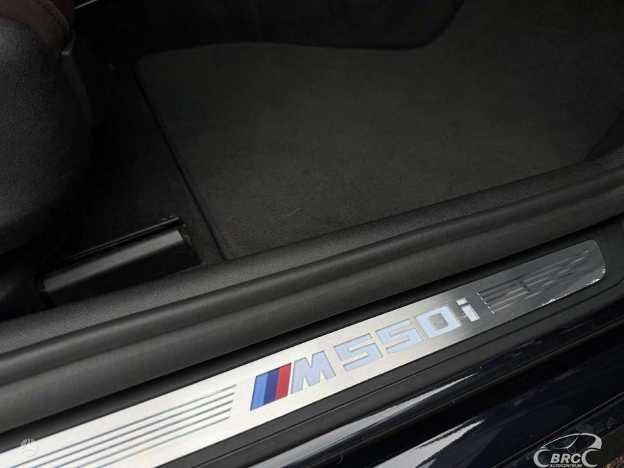 Синий БМВ M550 2018 в Клайпеда, объемом двигателя 4.40 л и пробегом 55 тыс. км за 30900 €, фото 8 на AUTOMOTO.COM.LV
