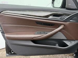 Синий БМВ M550 2018 в Клайпеда, объемом двигателя 4.40 л и пробегом 55 тыс. км за 30900 €, фото 25 на AUTOMOTO.COM.LV