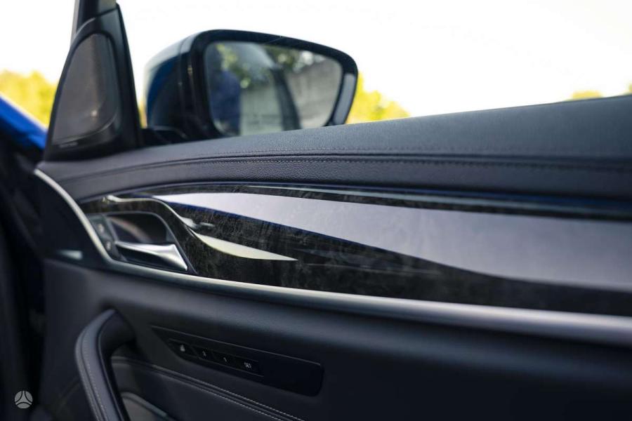 Zils BMW M550 2021 Kauņa, ar dzinēja tilpumu 4.40 L un nobraukumu 98 tūkst. km par 45000 €, foto 18 vietnē AUTOMOTO.COM.LV