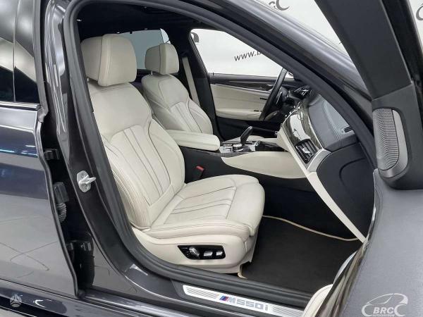 Grey BMW M550 2018 in Vilnius, with an engine capacity of 4.40 L and mileage of 63 thousand km for 29900 €, photo 8 on AUTOMOTO.COM.LV
