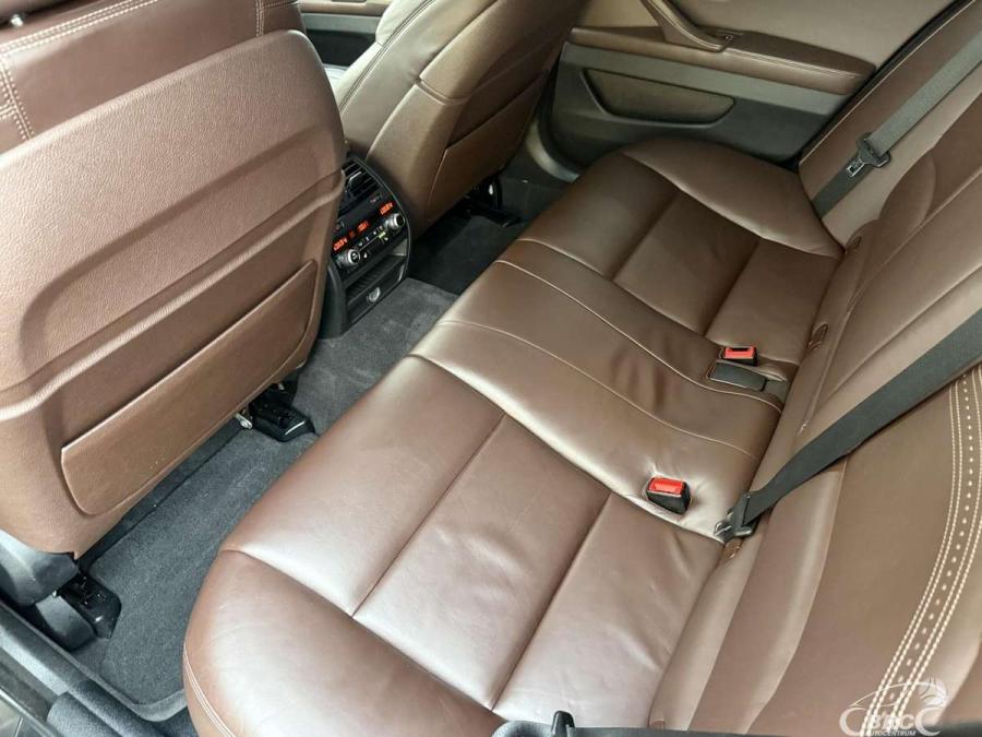 Grey BMW M550 2013 in Klaipeda, with an engine capacity of 2.99 L and mileage of 320 thousand km for 9900 €, photo 16 on AUTOMOTO.COM.LV
