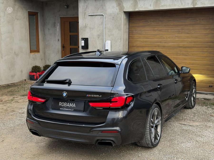 Grey BMW M550 2019 in Siauliai, with an engine capacity of 2.99 L and mileage of 114 thousand km for 29999 €, photo 3 on AUTOMOTO.COM.LV