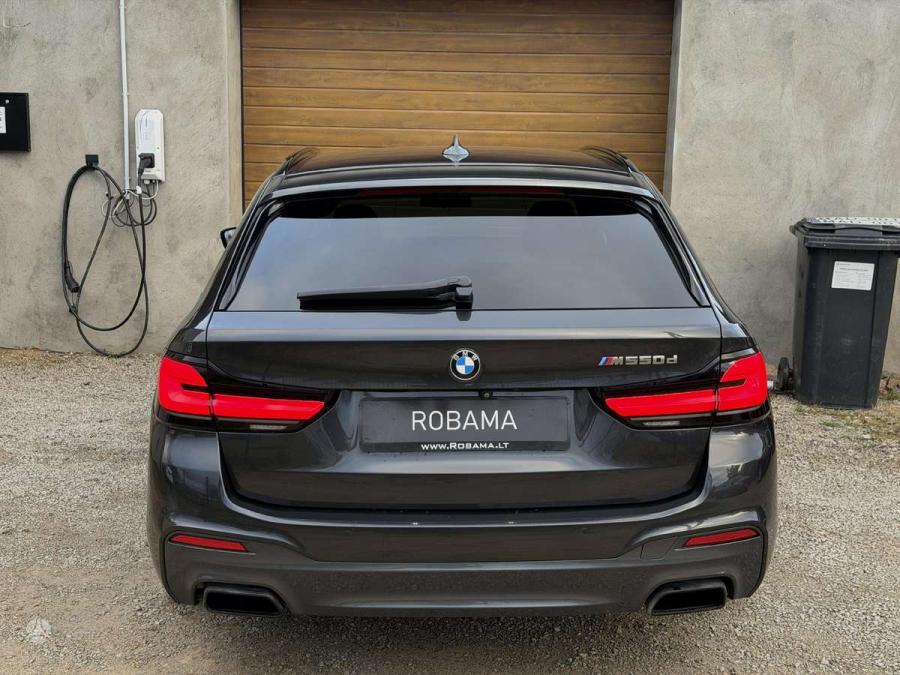 Grey BMW M550 2019 in Siauliai, with an engine capacity of 2.99 L and mileage of 114 thousand km for 29999 €, photo 4 on AUTOMOTO.COM.LV