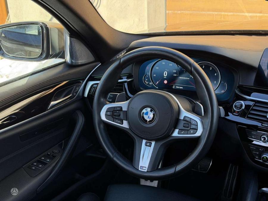 Grey BMW M550 2019 in Siauliai, with an engine capacity of 2.99 L and mileage of 115 thousand km for 29900 €, photo 18 on AUTOMOTO.COM.LV