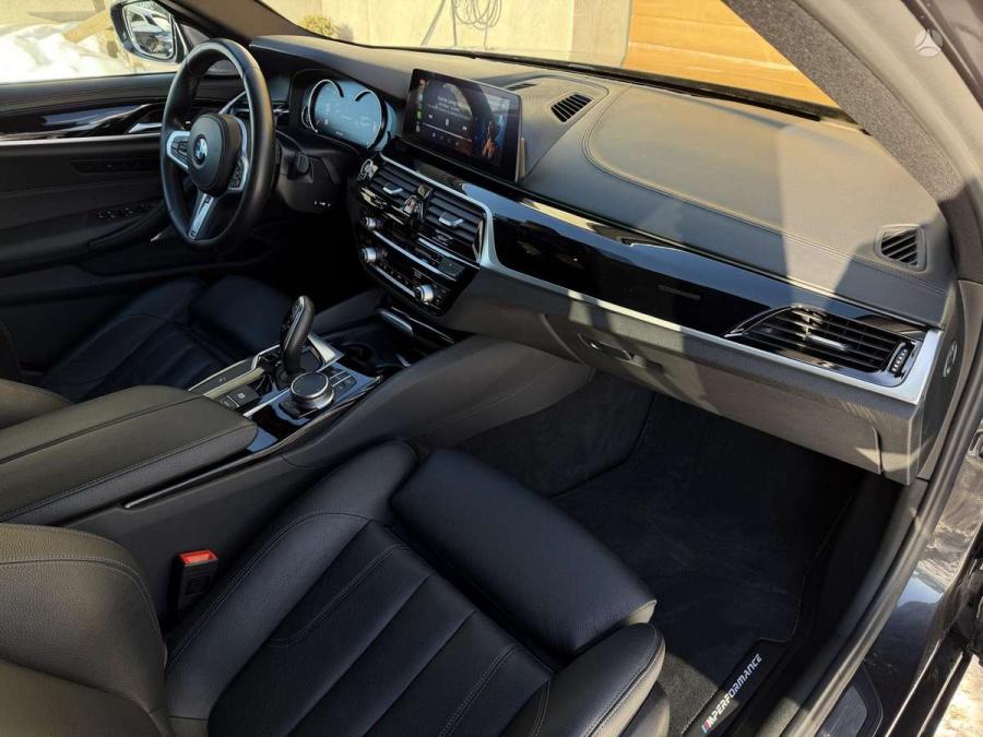Grey BMW M550 2019 in Siauliai, with an engine capacity of 2.99 L and mileage of 115 thousand km for 29900 €, photo 20 on AUTOMOTO.COM.LV