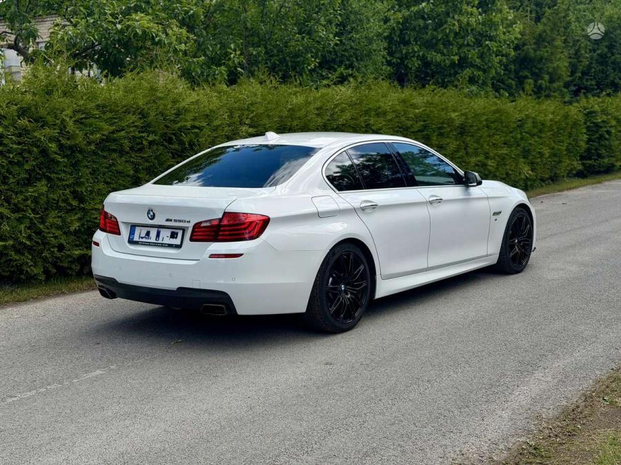 White BMW M550 2015 in Vilnius, with an engine capacity of 3.00 L and mileage of 274 thousand km for 15300 €, photo 6 on AUTOMOTO.COM.LV