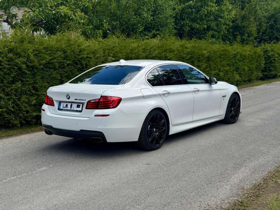 White BMW M550 2015 in Vilnius, with an engine capacity of 3.00 L and mileage of 274 thousand km for 15300 €, photo 7 on AUTOMOTO.COM.LV