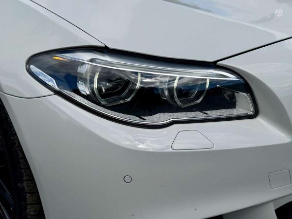 White BMW M550 2015 in Vilnius, with an engine capacity of 3.00 L and mileage of 274 thousand km for 15300 €, photo 10 on AUTOMOTO.COM.LV