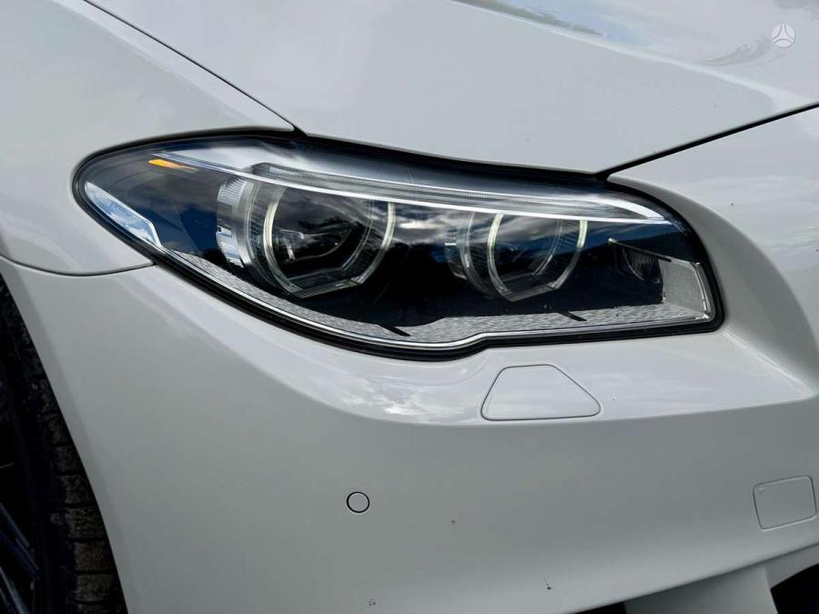 White BMW M550 2015 in Vilnius, with an engine capacity of 3.00 L and mileage of 274 thousand km for 15300 €, photo 11 on AUTOMOTO.COM.LV
