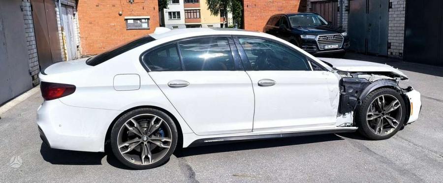 Balts BMW M550 2018 Panevēža, ar dzinēja tilpumu 4.40 L un nobraukumu 167 tūkst. km par 14400 €, foto 1 vietnē AUTOMOTO.COM.LV