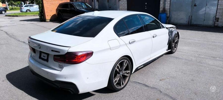 Balts BMW M550 2018 Panevēža, ar dzinēja tilpumu 4.40 L un nobraukumu 167 tūkst. km par 14400 €, foto 4 vietnē AUTOMOTO.COM.LV