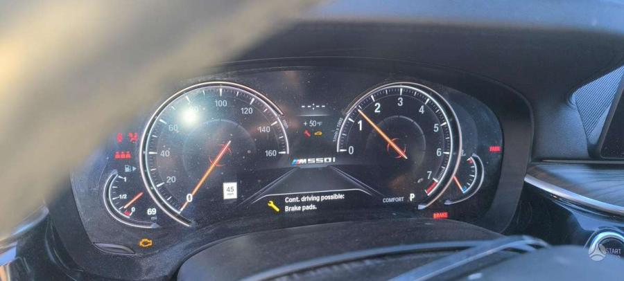 Balts BMW M550 2018 Panevēža, ar dzinēja tilpumu 4.40 L un nobraukumu 167 tūkst. km par 14400 €, foto 13 vietnē AUTOMOTO.COM.LV