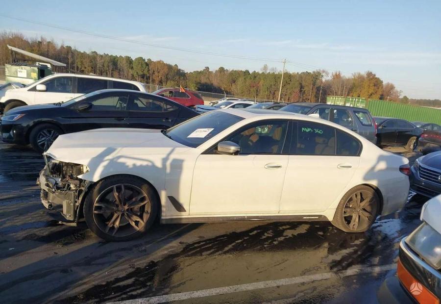 White BMW M550 2018 in Panevezys, with an engine capacity of 4.40 L and mileage of 167 thousand km for 14600 €, photo 3 on AUTOMOTO.COM.LV
