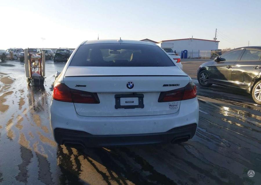 White BMW M550 2018 in Panevezys, with an engine capacity of 4.40 L and mileage of 167 thousand km for 14600 €, photo 6 on AUTOMOTO.COM.LV