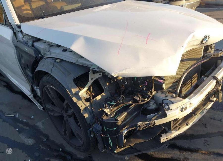 White BMW M550 2018 in Panevezys, with an engine capacity of 4.40 L and mileage of 167 thousand km for 14600 €, photo 7 on AUTOMOTO.COM.LV