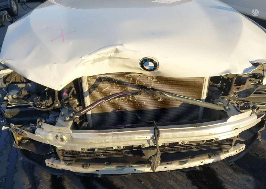 White BMW M550 2018 in Panevezys, with an engine capacity of 4.40 L and mileage of 167 thousand km for 14600 €, photo 8 on AUTOMOTO.COM.LV