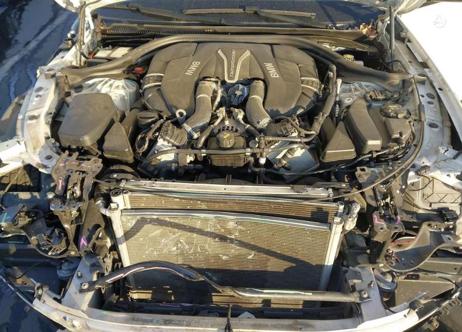 White BMW M550 2018 in Panevezys, with an engine capacity of 4.40 L and mileage of 167 thousand km for 14600 €, photo 9 on AUTOMOTO.COM.LV