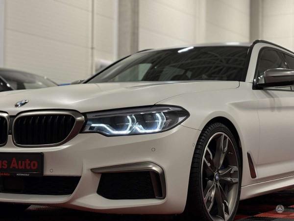 White BMW M550 2018 in Vilnius, with an engine capacity of 2.99 L and mileage of 176 thousand km for 27550 €, photo 7 on AUTOMOTO.COM.LV