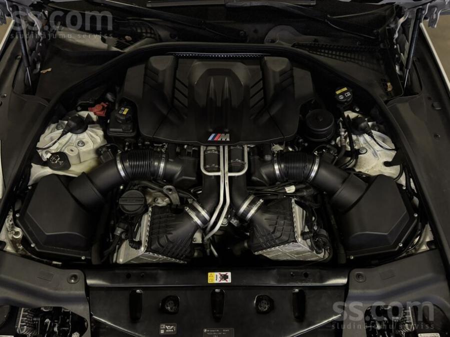 White BMW M6 2017 in Riga, with an engine capacity of 4.40 L and mileage of 136 thousand km for 38990 €, photo 12 on AUTOMOTO.COM.LV