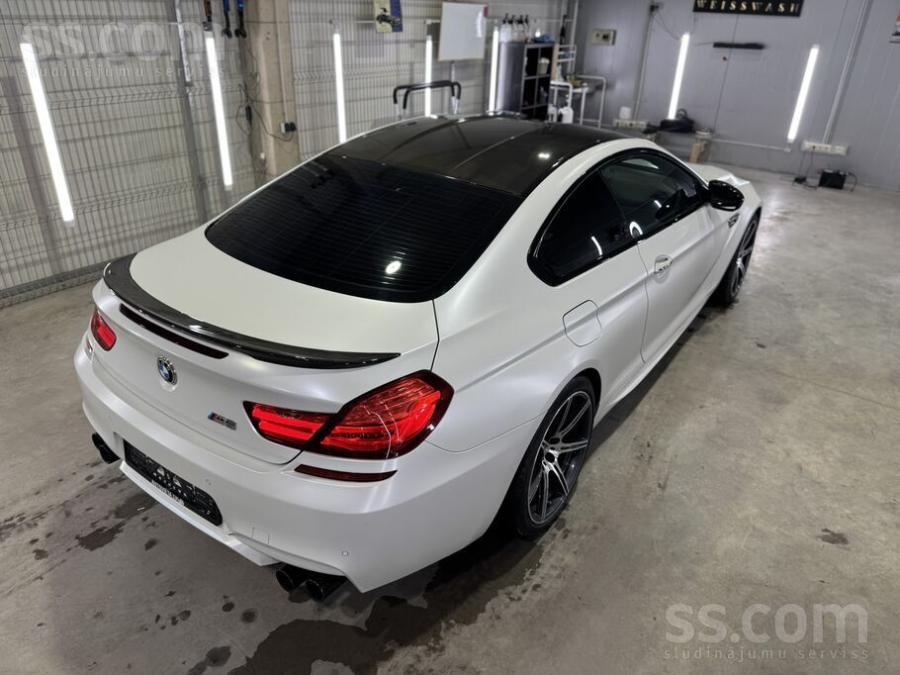 White BMW M6 2017 in Riga, with an engine capacity of 4.40 L and mileage of 136 thousand km for 39900 €, photo 7 on AUTOMOTO.COM.LV