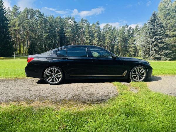 BMW m760 2017 in Voru on AUTOMOTO.COM.LV Black BMW m760 2017 in Voru, with an engine capacity of 6.59 L and mileage of 125 thousand km for 48360 €, photo 6 on AUTOMOTO.COM.LV