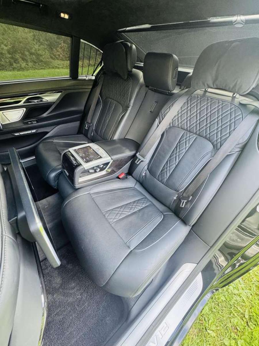Melns BMW m760 2017 Veru, ar dzinēja tilpumu 6.59 L un nobraukumu 125 tūkst. km par 48360 €, foto 14 vietnē AUTOMOTO.COM.LV