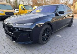 Black BMW m760 2024 in Klaipeda, with an engine capacity of 3.00 L and mileage of 24 thousand km for 39500 €, photo 2 on AUTOMOTO.COM.LV